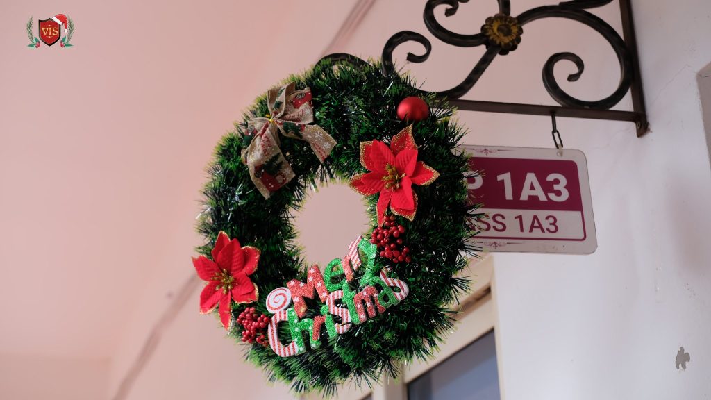 CHRISTMAS IS COMING TO VIS - VIS